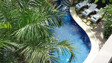 Piscina exterior, espreguiçadeiras