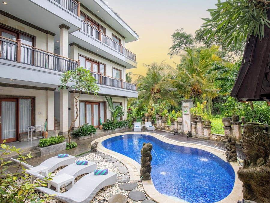 Piscina externa, espreguiçadeiras