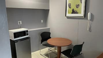 Quarto Clássico, 2 camas queen-size, fumadores | Refeições no quarto