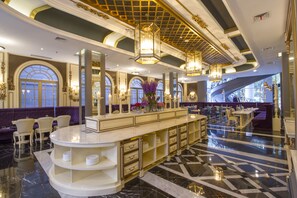 Pequenos-almoços, almoços, jantares servidos, cozinha internacional 