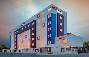 Fachada da propriedade à noite