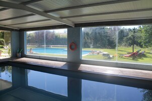 Piscina interior, piscina exterior, guarda-sóis, espreguiçadeiras