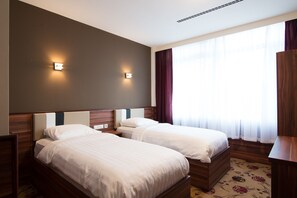 Quarto Twin | Cofre no quarto, secretária, berços/camas para crianças grátis 