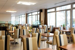 Pequenos-almoços, almoços, jantares servidos, cozinha local 