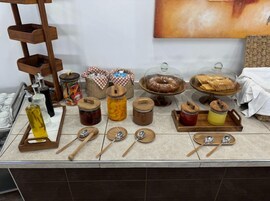 Pequenos-almoços, almoços, jantares servidos, cozinha grega 