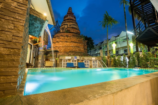 Piscina externa, funciona das 8h30 às 21h, espreguiçadeiras