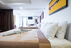 Quarto Duplo Familiar, 2 camas de casal | Cofre no quarto, secretária, cortinas/cortinados opacos 