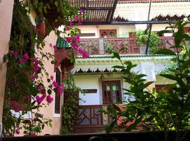 Um edifício tradicional com elaborada treliça de madeira e sacadas.