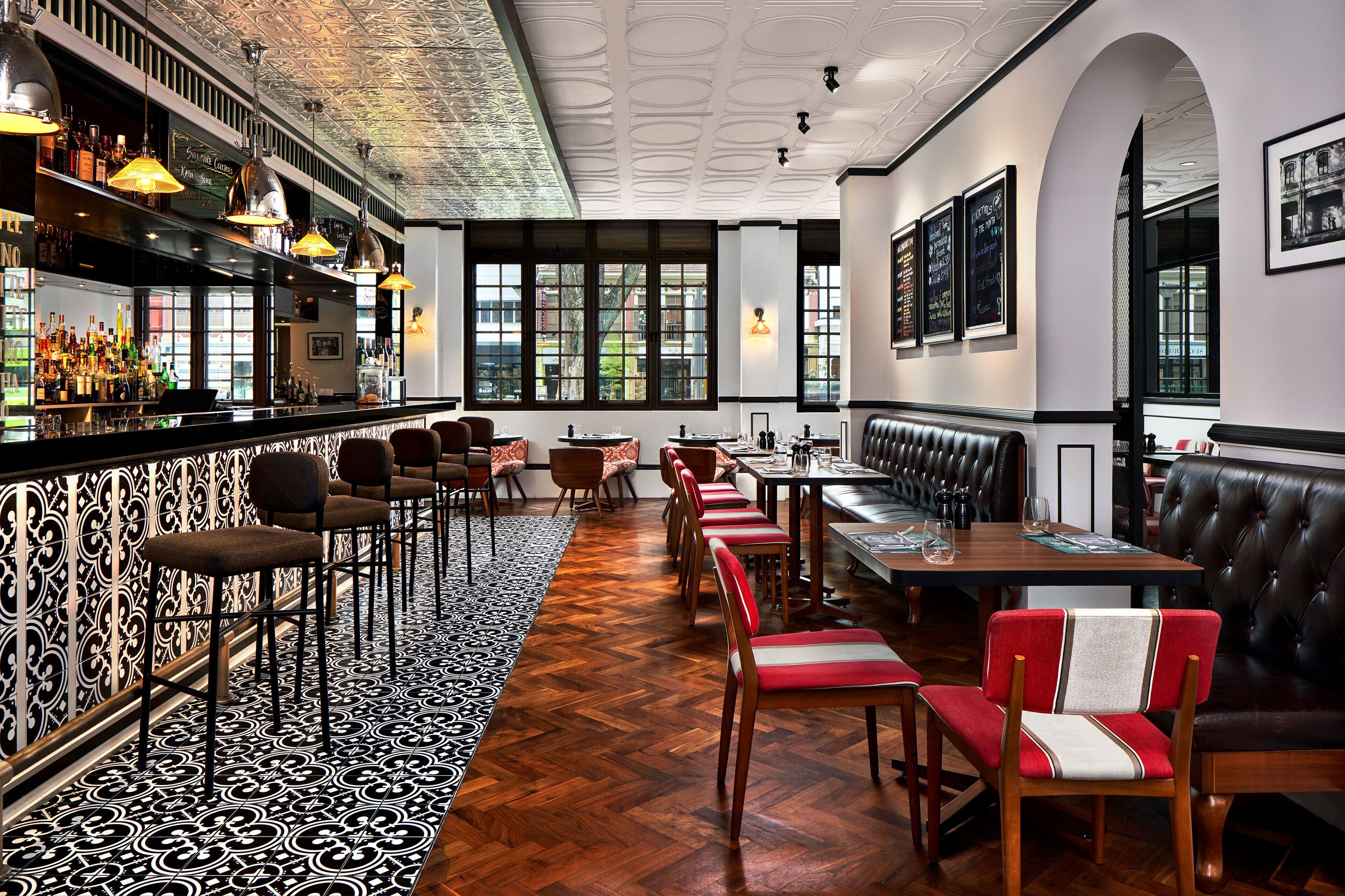 Pequenos-almoços, almoços, jantares servidos, cozinha local 