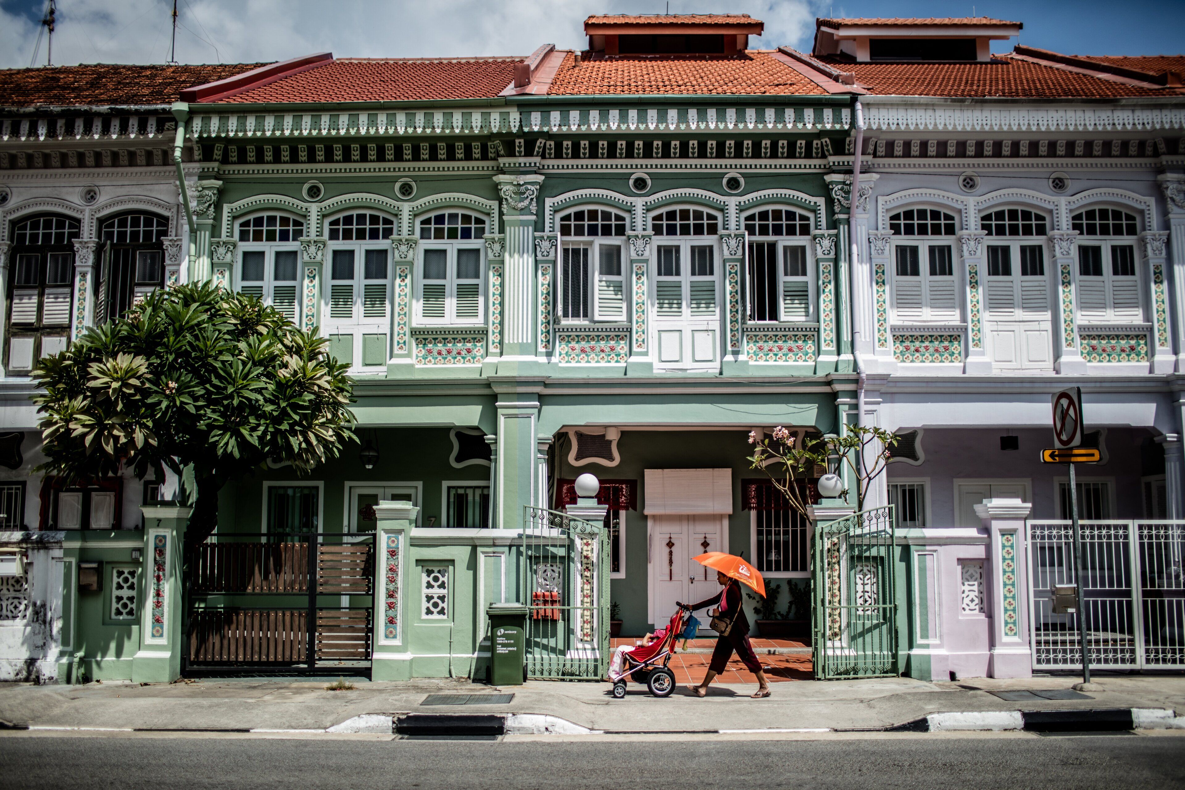 Um edifício tradicional com várias janelas e fachada verde.