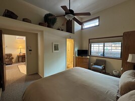 Quarto luxo, 1 quarto, 2 banheiros, vista para a montanha | Ferros/tábuas de passar roupa, berços grátis, Wi-Fi de cortesia