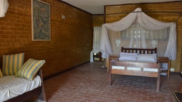 Quarto Standard | Roupa de alta qualidade, cofre no quarto, secretária