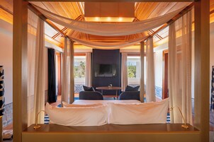 Roupa de alta qualidade, minibar, cofre no quarto, secretária