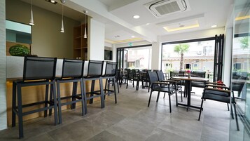 Café da manhã com buffet grátis todos os dias