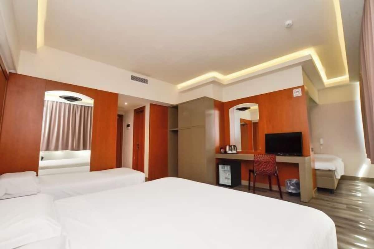 Minibar, cofre no quarto, secretária