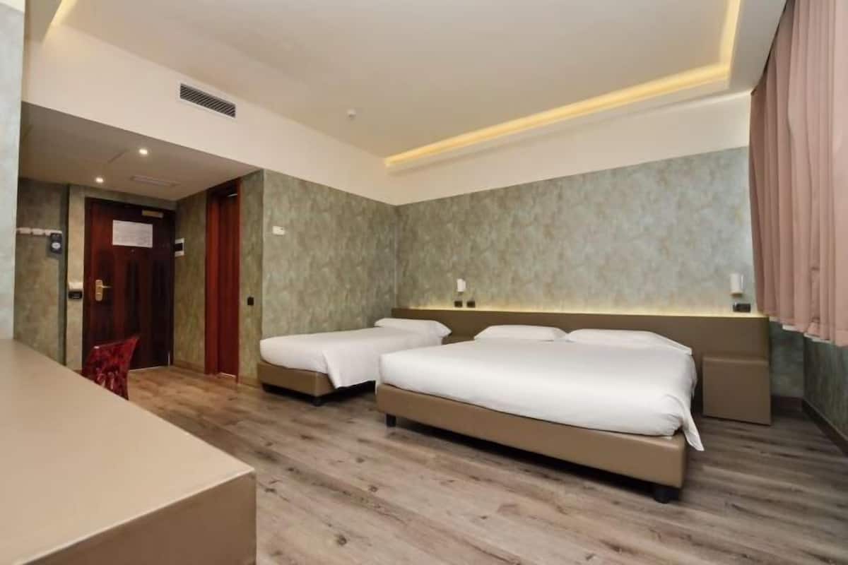 Minibar, cofre no quarto, secretária