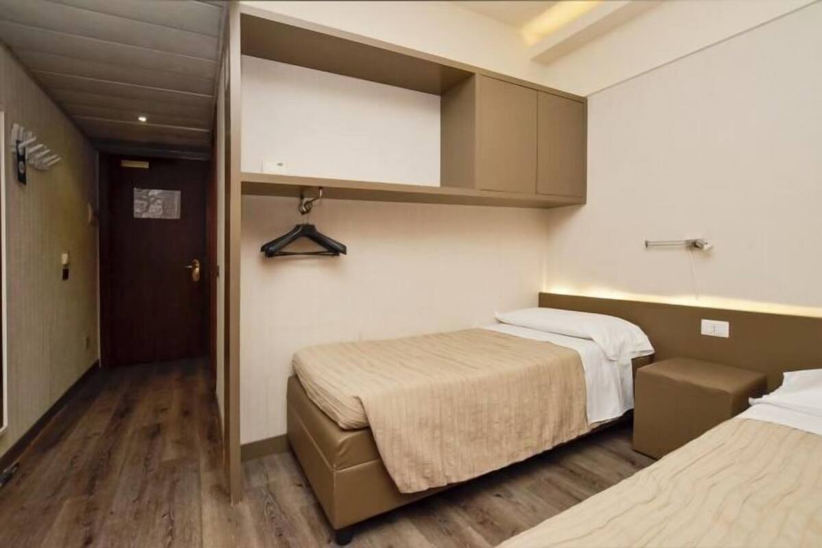 Minibar, cofre no quarto, secretária