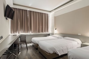 Quarto Triplo | Minibar, cofre no quarto, secretária 