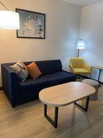 Quarto, 1 cama king-size e sofá-cama | Camas de colchão pillowtop, secretária 