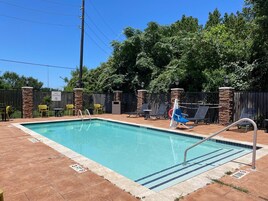 Piscina externa, espreguiçadeiras