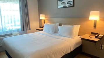 Quarto, 1 cama King | Camas com colchões pillow-top, escrivaninha