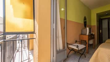 Quarto duplo | Escrivaninha, Wi-Fi de cortesia, roupa de cama