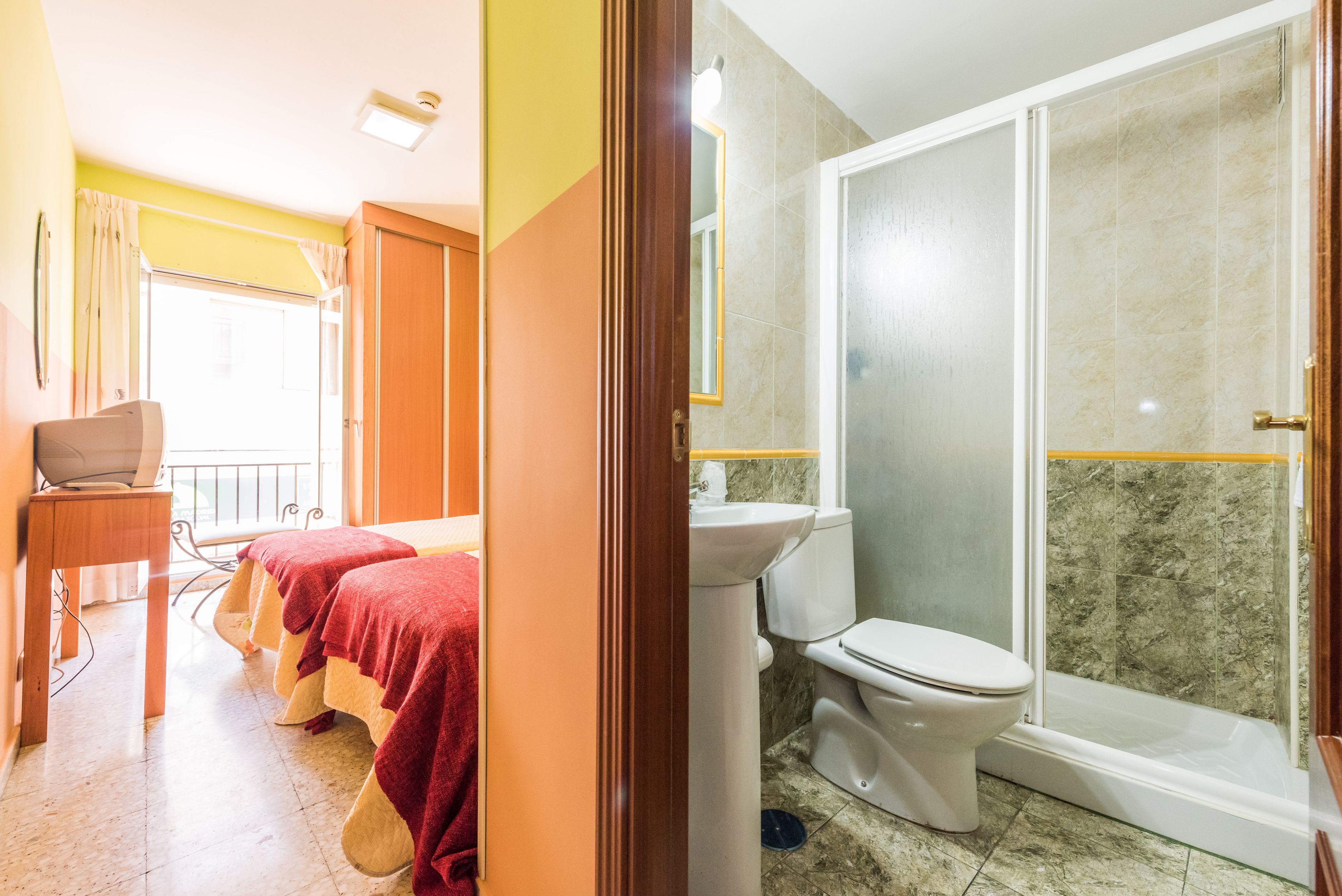 Quarto duplo | Escrivaninha, Wi-Fi de cortesia, roupa de cama