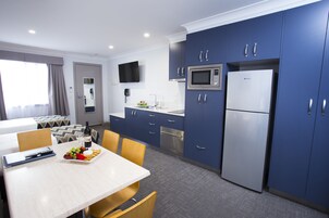 Suite Executiva, 1 quarto, kitchenette | Cozinha privada | Um micro-ondas, uma placa de cozinha, uma cafeteira/bule 
