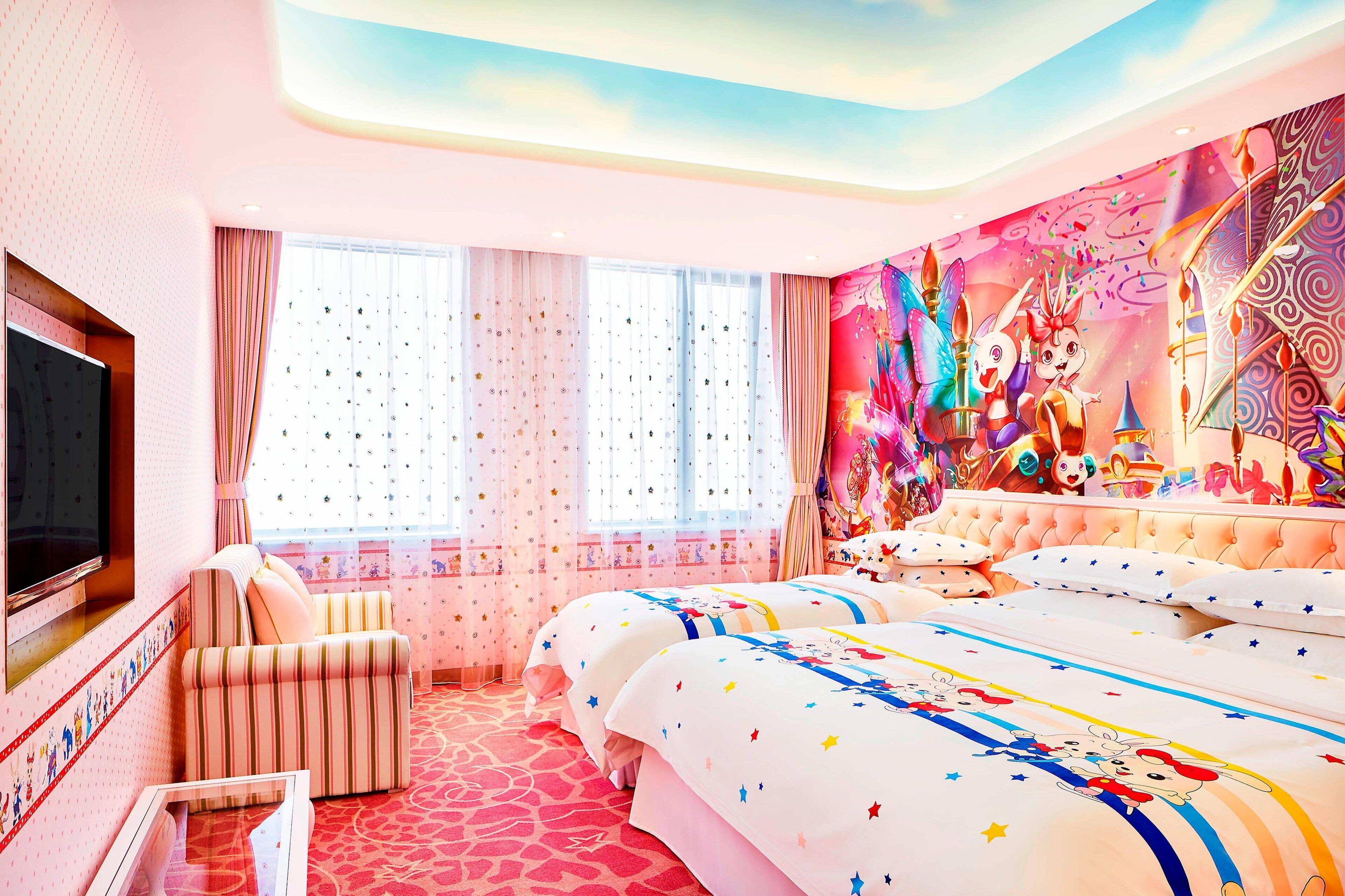 Quarto de hotel com uma cama grande, televisão e janela com cortinas.