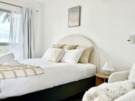 Quarto Deluxe, 1 cama queen-size, vista para o mar | Sala de estar | Televisor LCD de 36 polegadas com canais digitais, televisor 