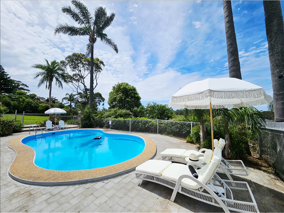 Piscina externa sazonal, funciona das 8h às 20h, guarda-sóis