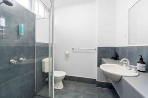 Quarto Twin | Casa de banho | Um polibã, um secador de cabelo, toalhas fornecidas 