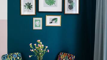 Um frigorífico/congelador grande, um micro-ondas, utensílios de cozinha