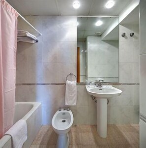 Artigos de higiene pessoal grátis, um secador de cabelo