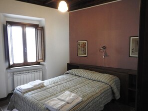 Roupas de cama premium, berços grátis, Wi-Fi de cortesia, roupa de cama