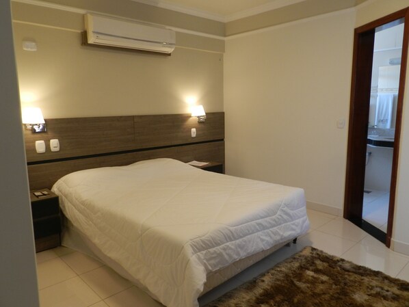 Suíte luxo | Frigobar, cortinas blackout, ferros/tábuas de passar roupa