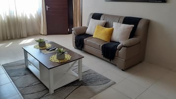 Quarto Familiar | Sala de estar | TV de ecrã plano, aparelhagem