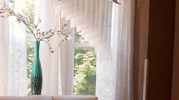 Suíte luxo, vários quartos, para não fumantes, geladeira e micro-ondas | Sala de estar | TV de tela plana 48 polegadas com canais digitais, TV, Netflix