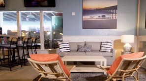 Almoços, jantares servidos, cozinha americana, com vista para o oceano