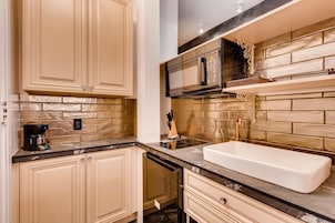 Suíte luxo (Albert I) | Cozinha americana privada | Cafeteira/chaleira, toalhas de papel