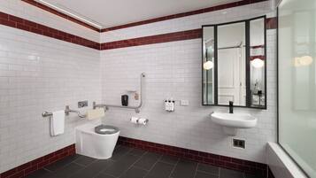 Um banheiro moderno com azulejos brancos tipo metrô, uma parede de destaque com azulejos vermelhos, vaso sanitário branco, pia com espelho e box de vidro.