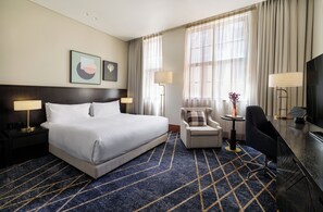 Roupas de cama premium, frigobar, cofres nos quartos, escrivaninha