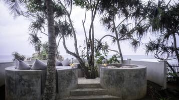 Terraço com espreguiçadeiras