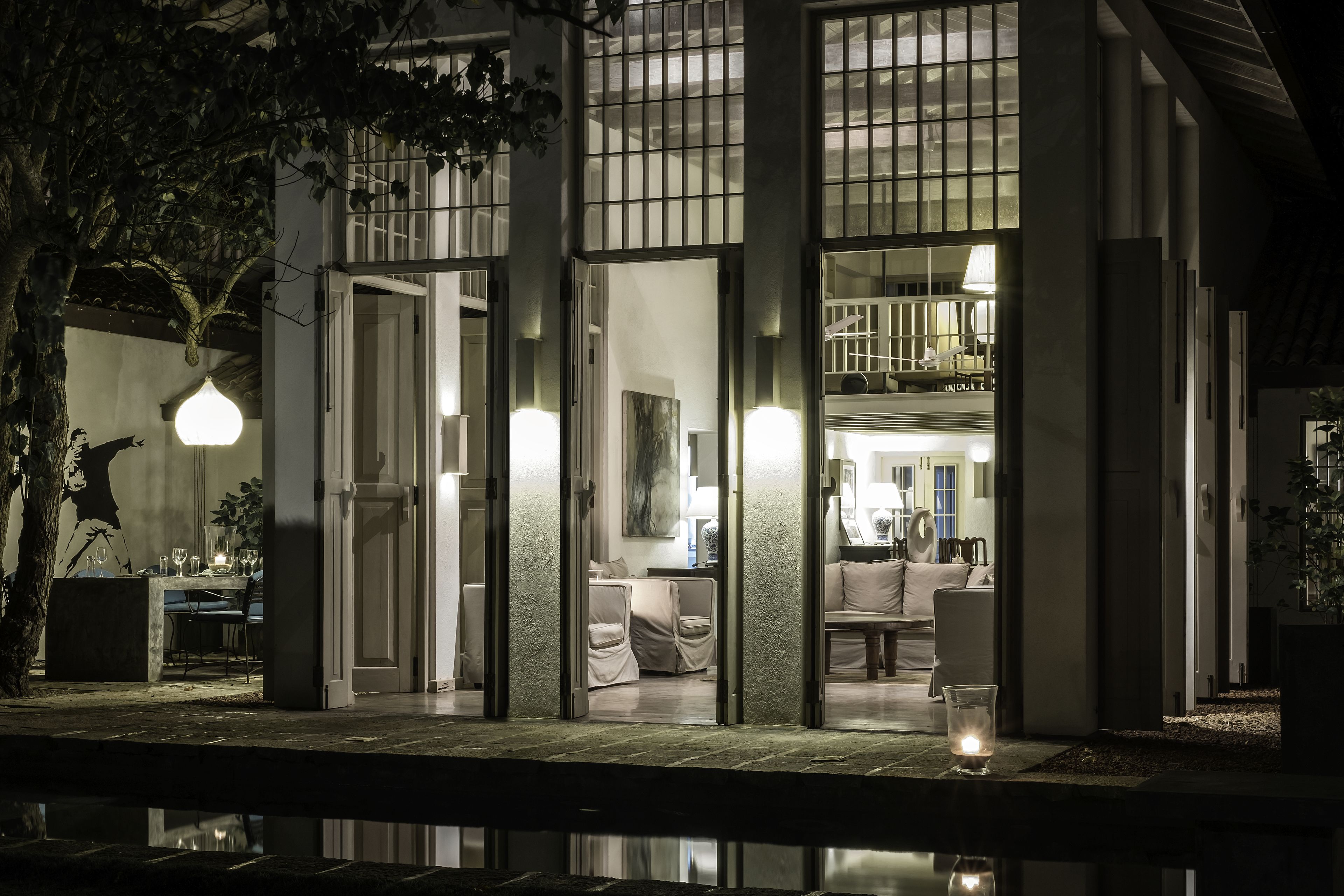 Fachada da propriedade à noite