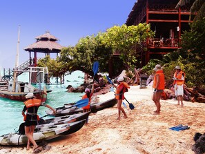 Uma praia privada, praia de areia branca, espreguiçadeiras 