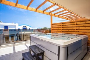 Quarto Duplo Premium, banheira de hidromassagem, vista parcial para o mar | Varanda