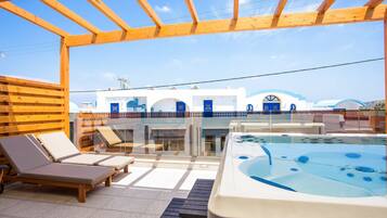 Quarto Duplo Premium, banheira de hidromassagem, vista parcial para o mar | Cofre no quarto, cortinas/cortinados opacos, ferro/tábua de engomar