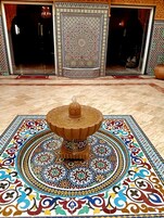 Uma fonte tradicional com chão de azulejos e padrões elaborados.