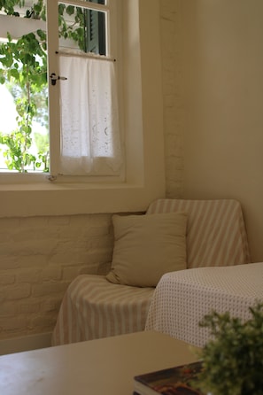 Suite Júnior, vista parcial para o mar | Minibar, cofre no quarto, Wi-fi grátis, roupa de cama fornecida 