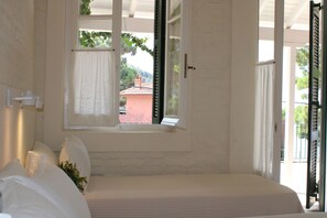 Suíte júnior, vista parcial para o mar | Frigobar, cofres nos quartos, Wi-Fi de cortesia, roupa de cama